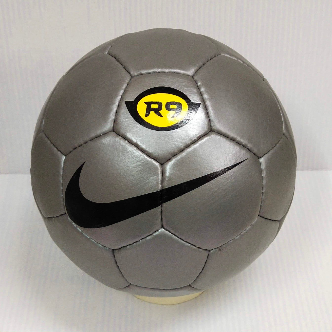 Nike Ronaldo R9 Silver | Size 5 – MEX Antiques